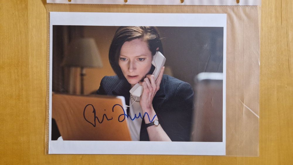 Tilda Swinton, Original Autogramm auf Grossfoto in Farbe (Gebraucht) in ...