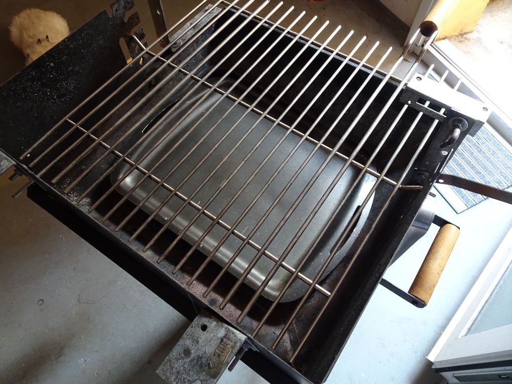 Holzkohle Eisen Grill massiv m. neuem Rost verchromt + Blech (Gebraucht ...