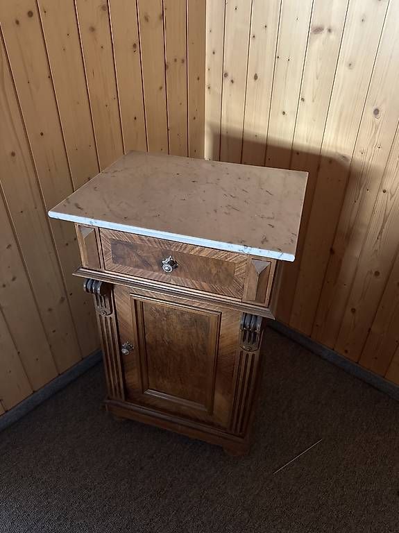 Antiker Nachttisch mit Marmorplatte (Gebraucht) in Ebnat-Kappel für CHF 65 – nur Abholung auf ...