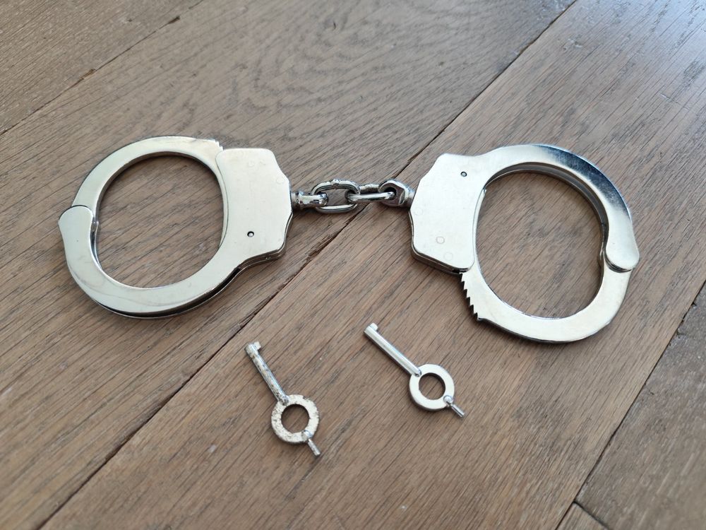 Echte Handschellen (Gebraucht) in St. Antoni für CHF 25 – mit Lieferung ...