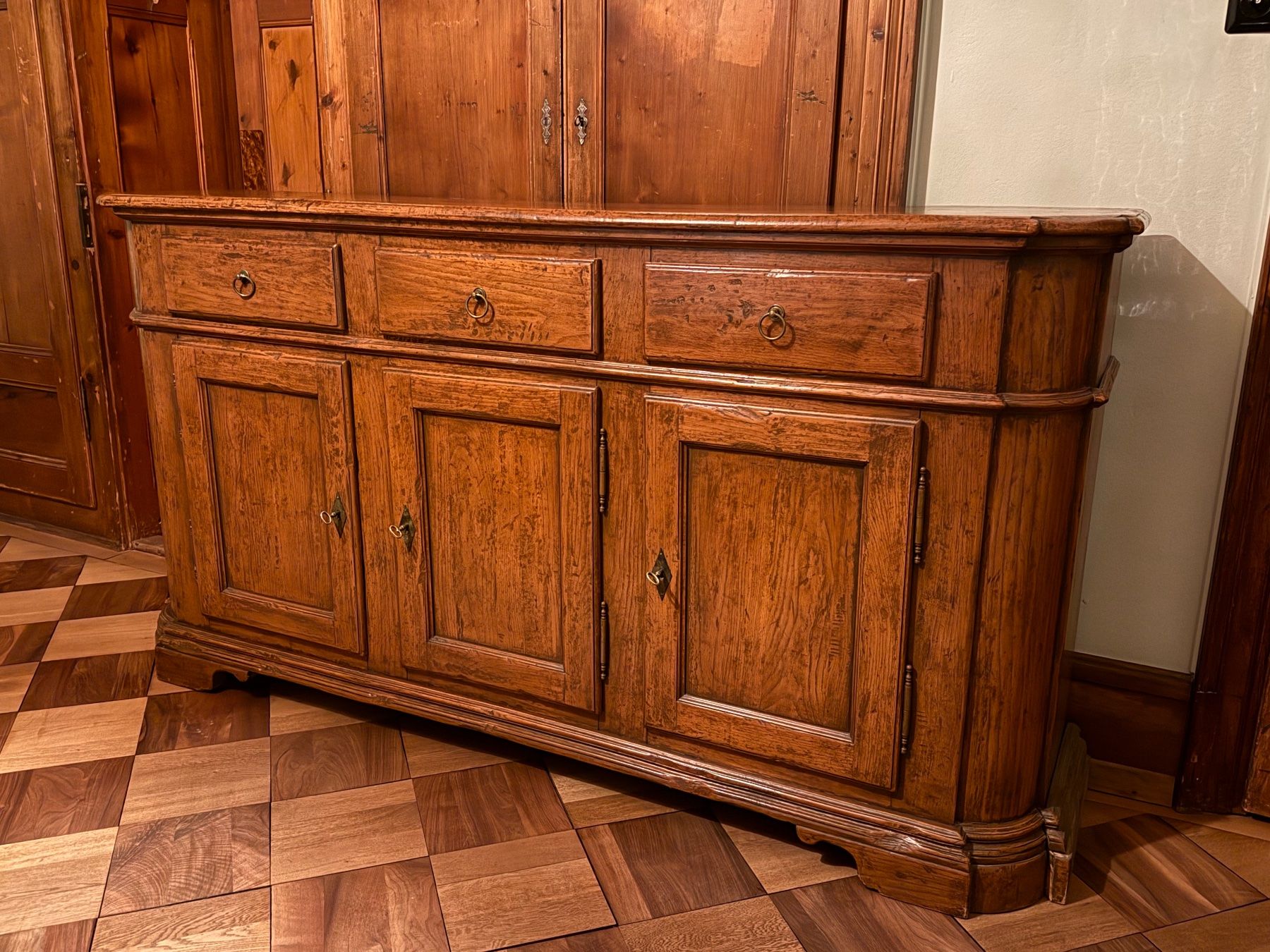 Ancien buffet en bois massif. (D'occasion) à Sierre pour CHF 50 ...