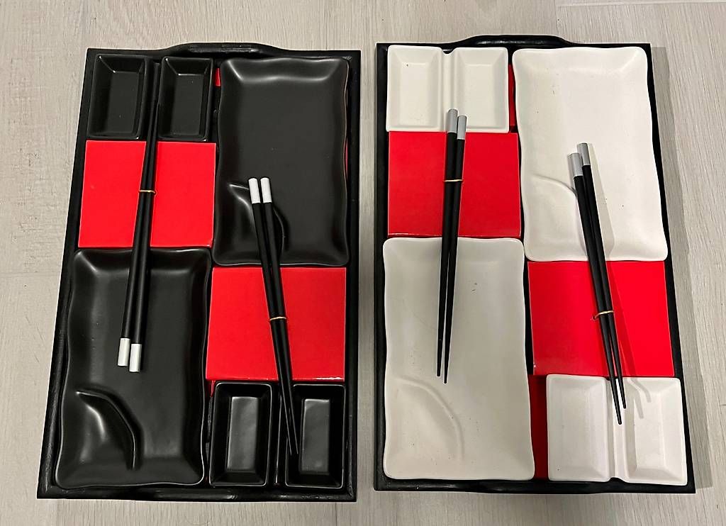 Service à sushi 2 sets Très bon état Noir et blanc (Neuf (Voir description)) à Coppet pour CHF ...