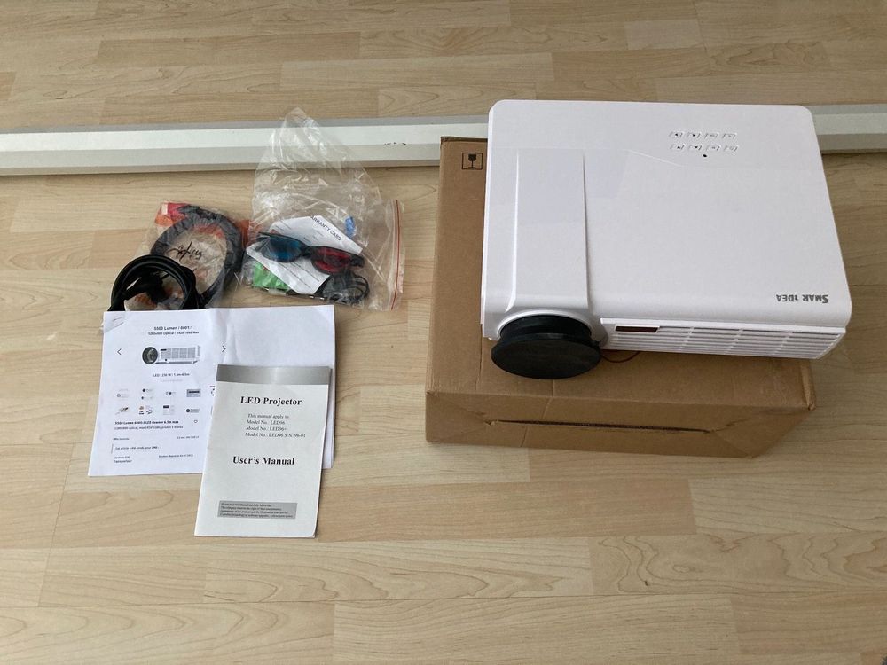 Beamer + écran (Gebraucht) in Biel/Bienne für CHF 100 – nur Abholung ...