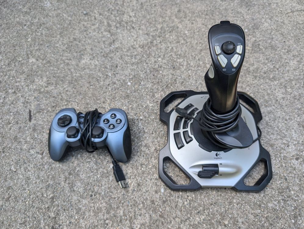 Logitech Joystick Extrem 3D Pro & Joypad (Gebraucht) in Versoix für CHF ...