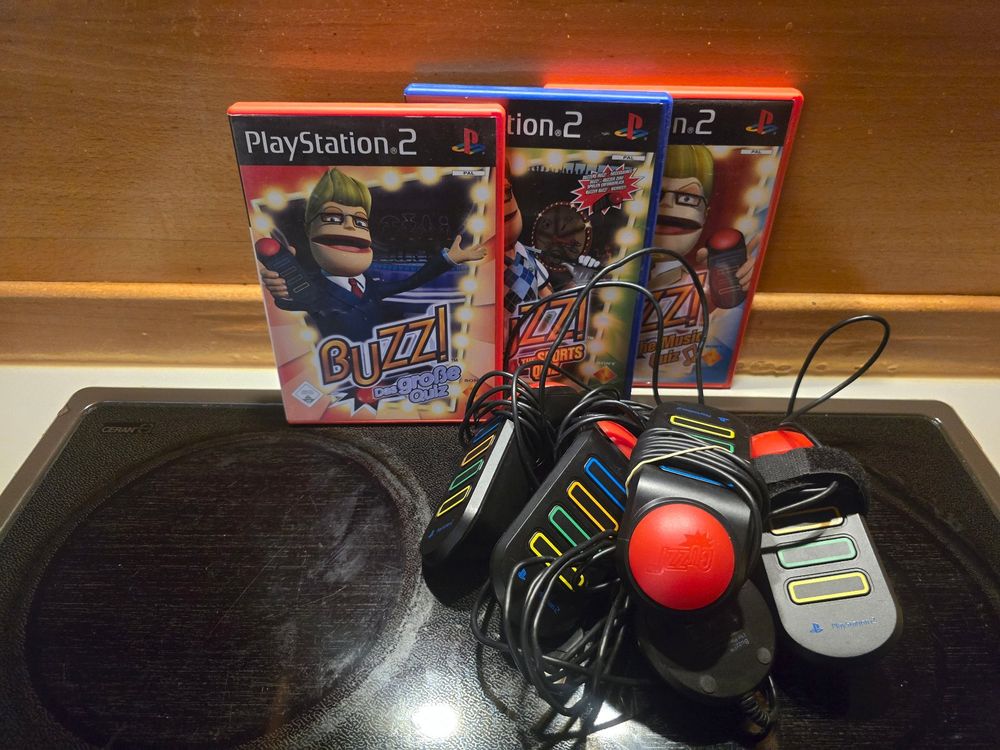 PS 2 Buzz Quiz Game 3 Versionen + Buzzer Kontroller (Gebraucht) in ...