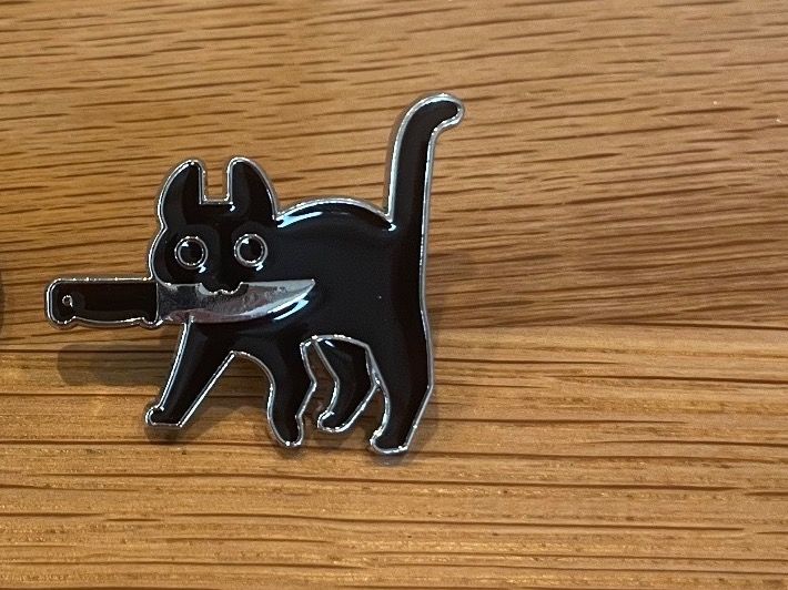 Cat with a knife Meme Pin | Kaufen auf Ricardo
