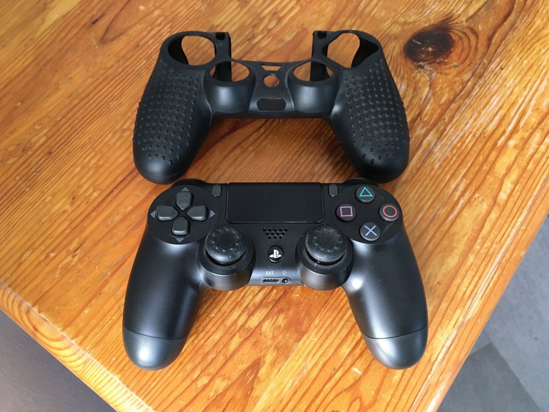 Sony PS4 Dualschock 4 V2 (CUH-ZCT2U) Controller mit Silikon (Gebraucht ...