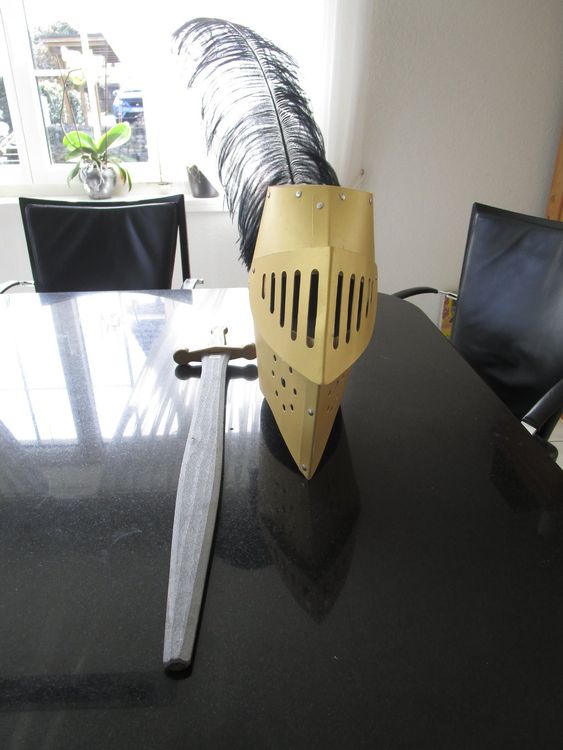 Ritterhelm mit Schwert (Gebraucht) in Mülligen für CHF 9 – nur Abholung ...