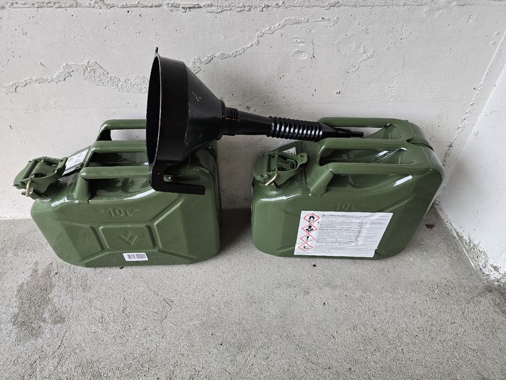 2x 10L Jerrycans + funnel Reservekanister (Gebraucht) in St. Gallen für ...