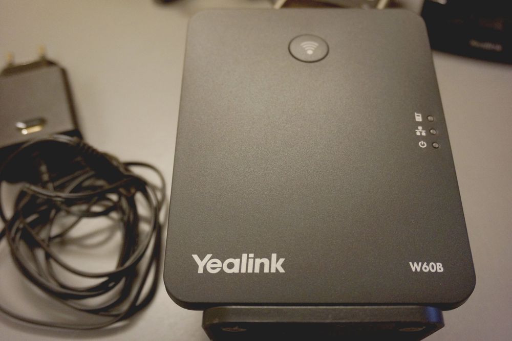 Yealink W60B VoIP-DECT-Basisstation mit 4 W56H Telefonen (Gebraucht) in ...