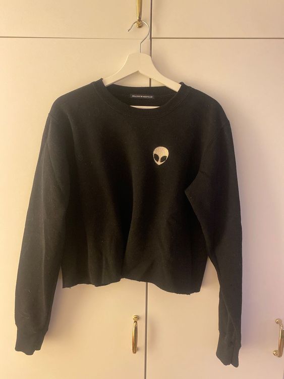 schwarzer cropped sweater mit Alien print (Gebraucht) in Zürich für CHF ...