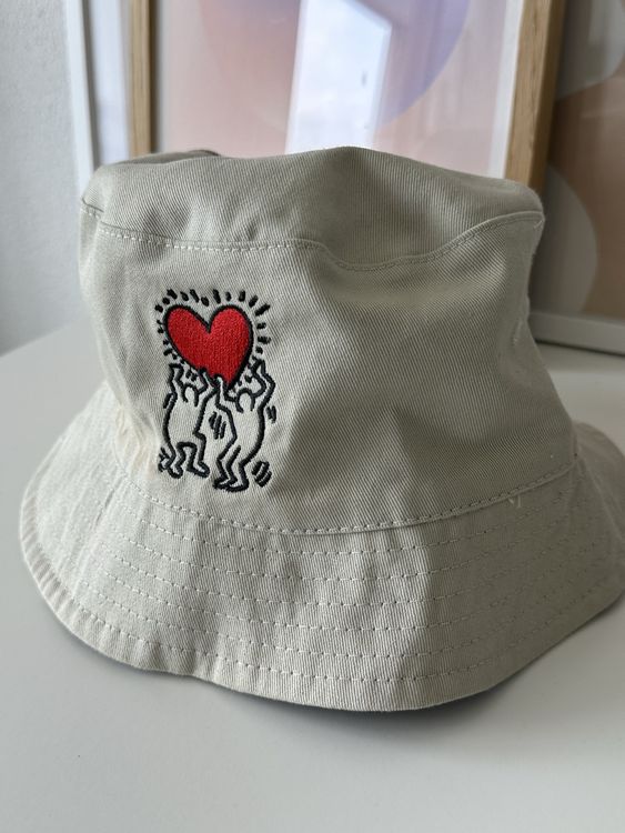 Keith Haring Bucket Hut, wendbar (Neu (gemäss Beschreibung)) in ...