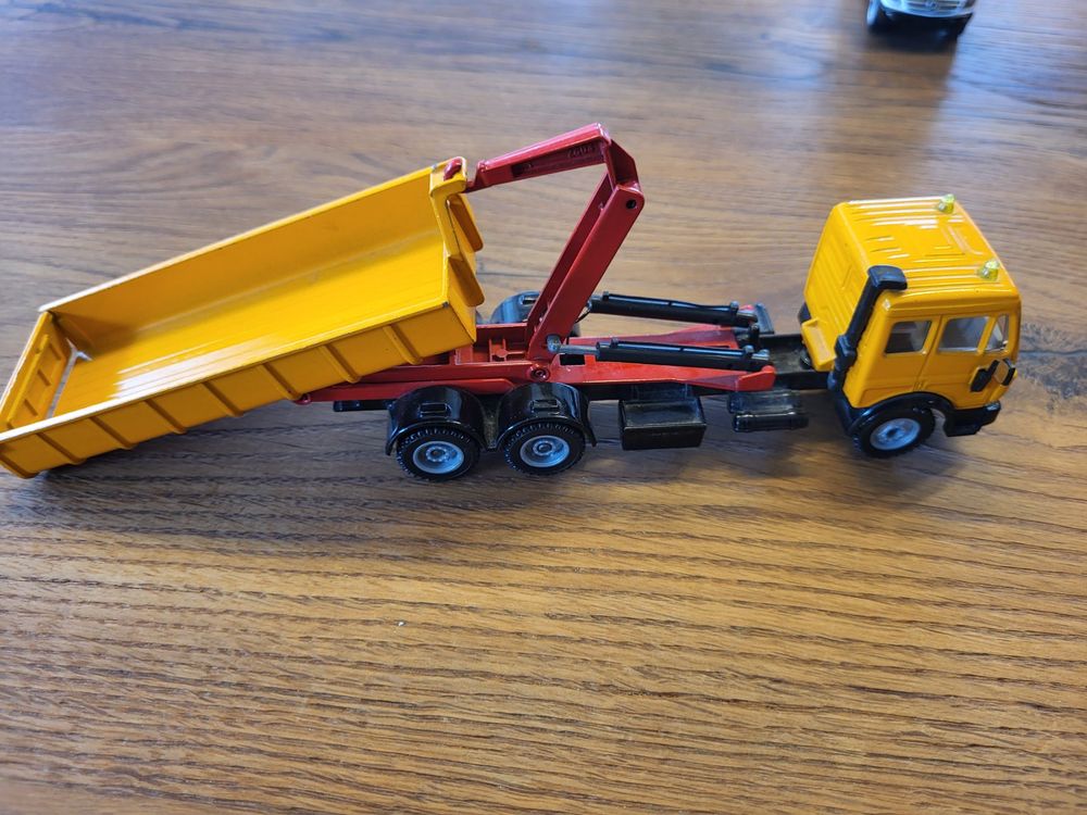 Siku MB Lkw mit Haken und Mulde (1:55) | Kaufen auf Ricardo