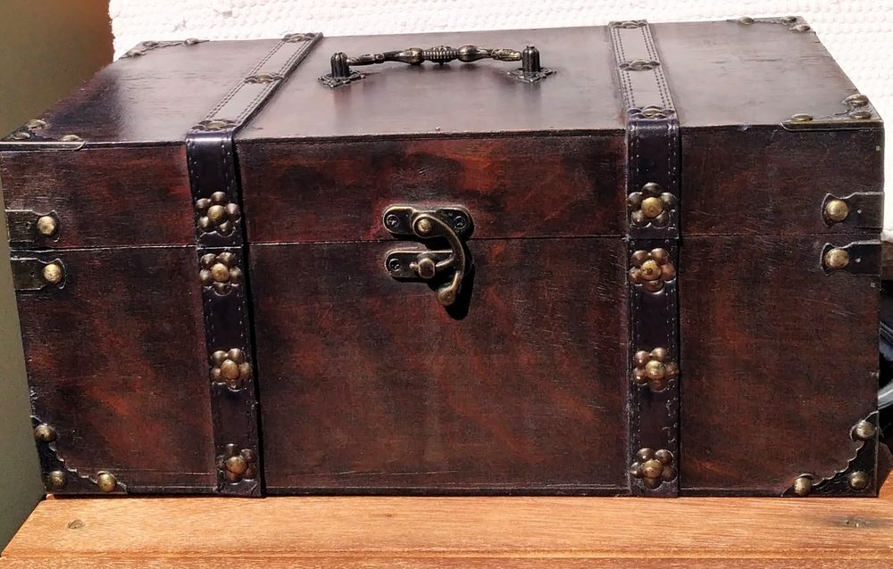 Ritter-Kiste Bordeaux mit Leder und Metallbeschlägen (Gebraucht) in ...