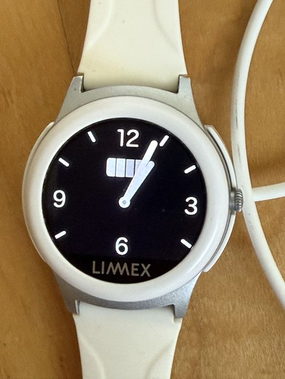 Limmex Notfallwatch, weisses Armband, inkl. Ladegerät (Gebraucht) in Buchs ZH für CHF 80 – mit ...