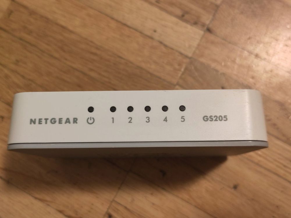 Netgear Netzwerk-Switch GS 205 mit LAN-Kabeln (Gebraucht) in Zürich für ...