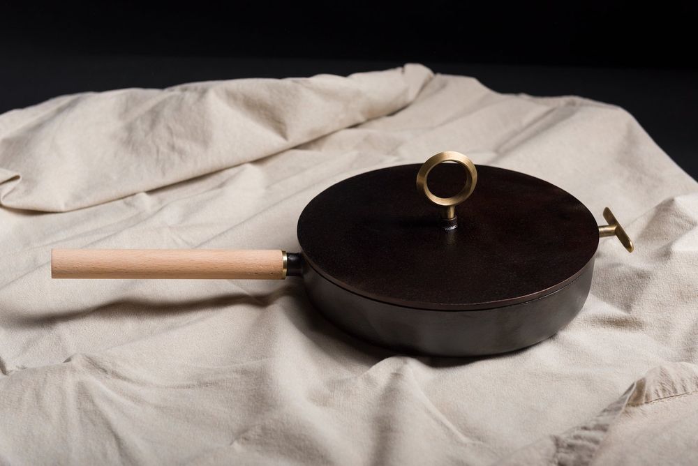 Pfanne mit Deckel, Designstück aus Gusseisen, made in Europe (Neu und ...