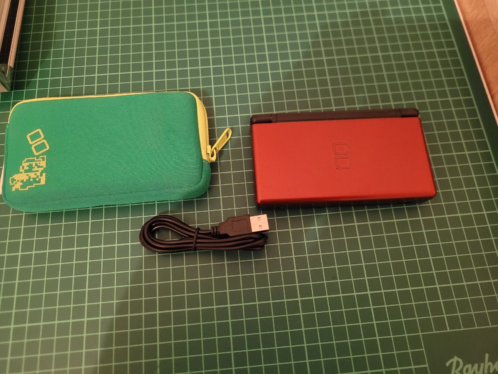 Nintendo DS Lite Red/Black with Case and Charger 🎮 (Gebraucht) in ...