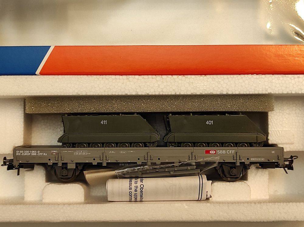 SBB Rungenwagen Ks mit 2 M113 Panzern von Roco H0 (Neu und originalverpackt) in La Chaux-de ...
