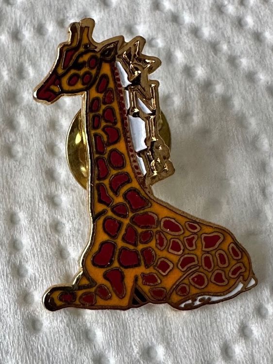 Zirkus Knie Giraffe Pin ) (Gebraucht) in Gutenswil für CHF 5 – mit ...