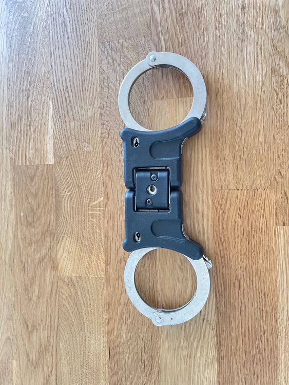 Handschellen Hiatts UL-1 mit schlüssel (Gebraucht) in Beringen für CHF 49 – mit Lieferung auf ...
