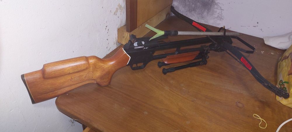 Armbrust mit Holz Schaft Zielfernrohr und ca 40 Pfeile (Gebraucht) in ...