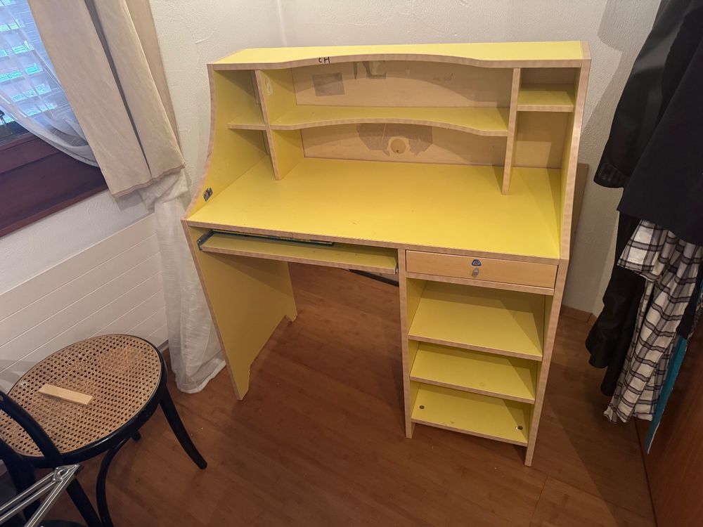 Schreibtisch/Kinderpult (Gebraucht) in Bad Zurzach für CHF 0.1 – nur Abholung auf Ricardo kaufen