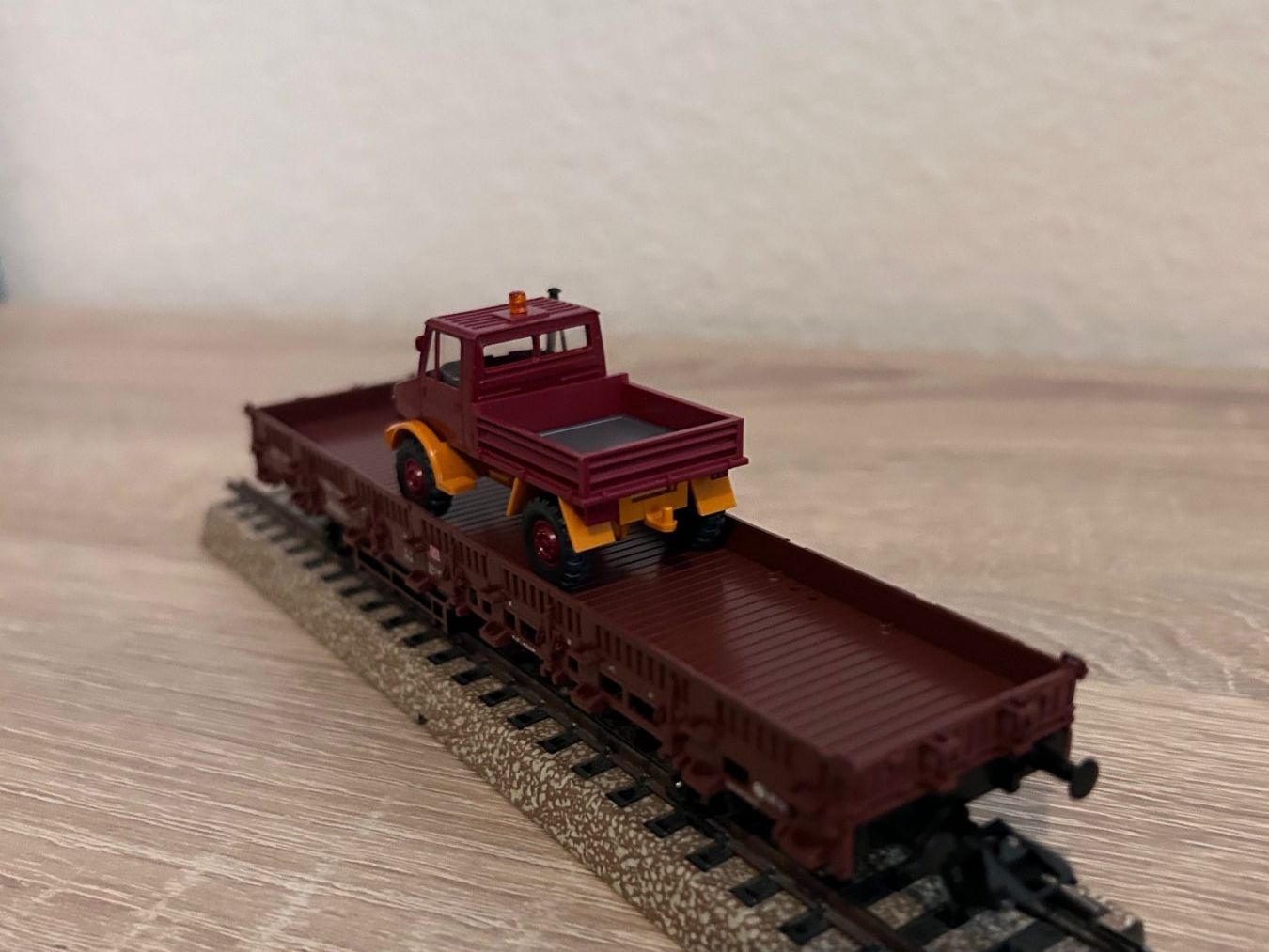 Märklin H0 Rungenwagen mit Beladung Unimog der DB (Gebraucht) in ...