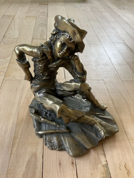 Messing Figur Junge mit Hut sitzend | Kaufen auf Ricardo