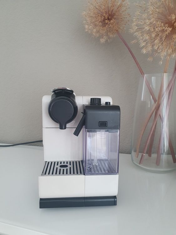 De Longhi Nespresso Kaffemaschine mit Milchschäumer | Kaufen auf Ricardo