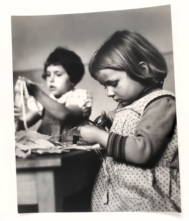 Grosse Wintage SW-Foto Mädchen basteln 70er Stempel Archivnu | Kaufen ...