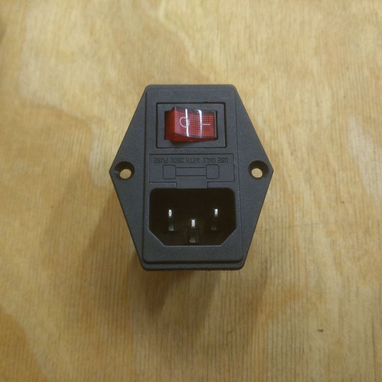 Einbau Buchse Steckdose C14 mit Sicherung und Schalter | Kaufen auf Ricardo