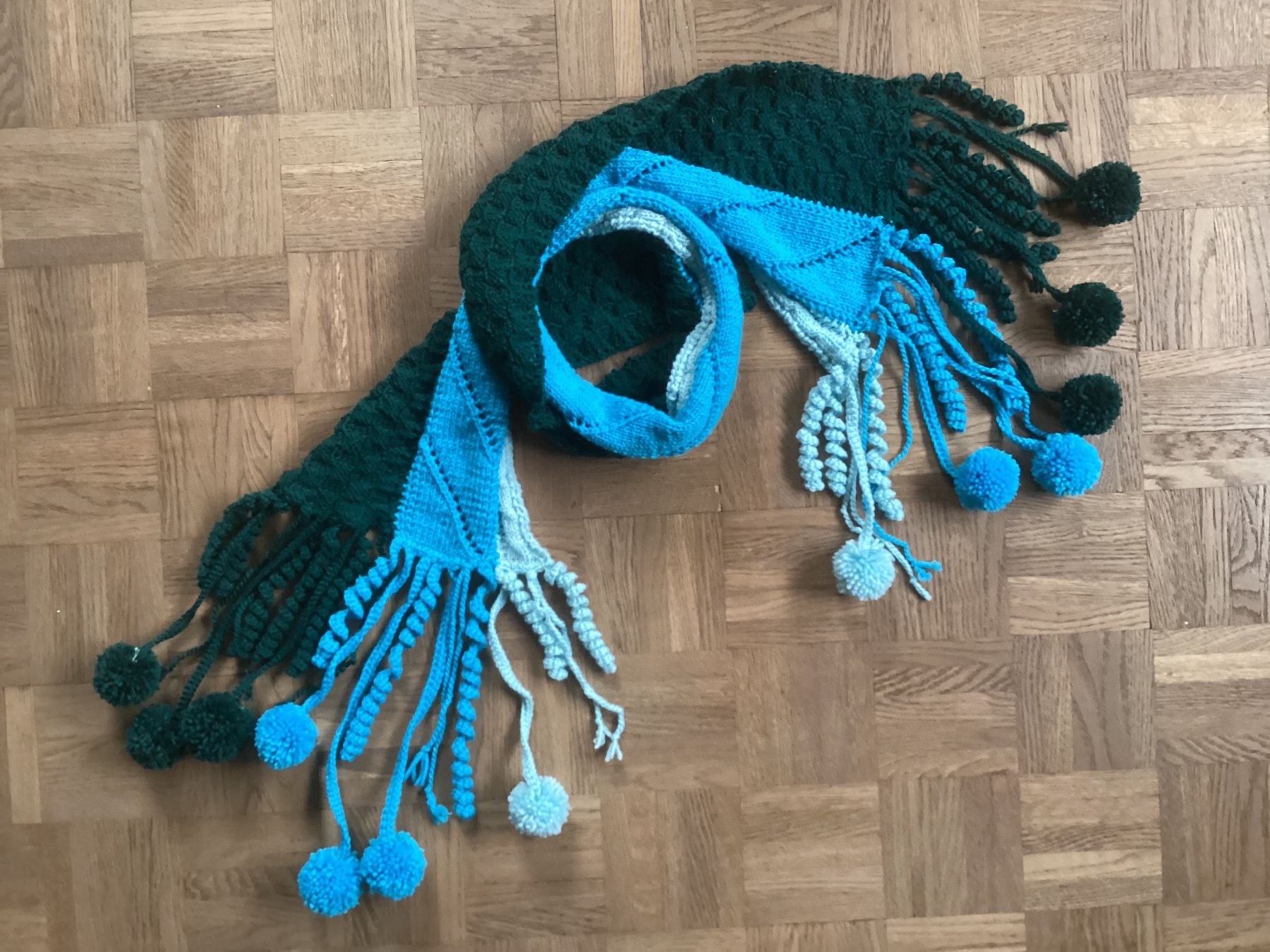 Winter Schal mit Bommeln, Handgestrickt, Grün/Blau, Neu! (Neu (gemäss ...
