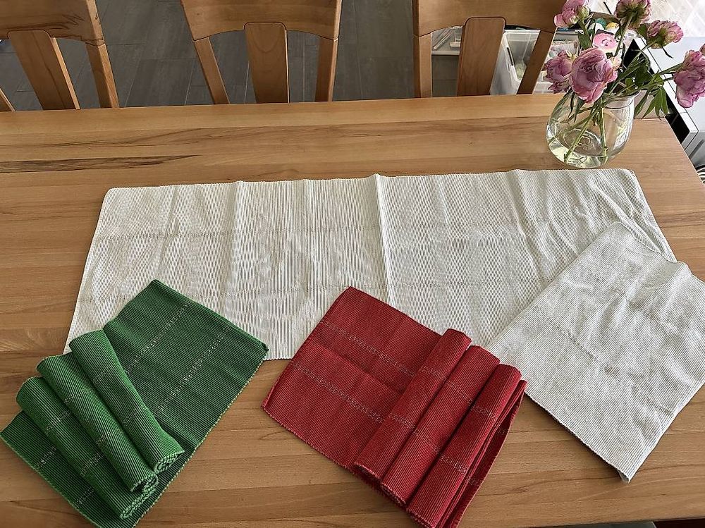 8 Tischsets und 2 Tischläufer (Gebraucht) in Winterthur für CHF 5 – nur ...