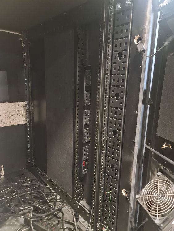APC NetShelter CX - Silent Rack (Gebraucht) in Wiesendangen für CHF 400 ...