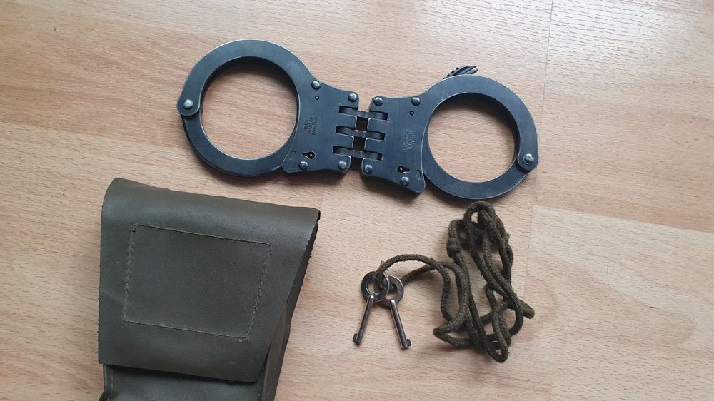 Militar Polizei Handschellen Armée (D'occasion) à Delémont pour CHF 85 ...