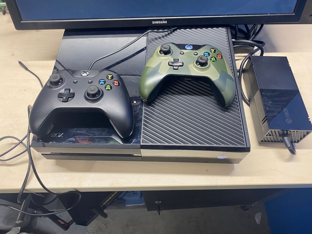 X Box One X mit 2 Controlern | Kaufen auf Ricardo
