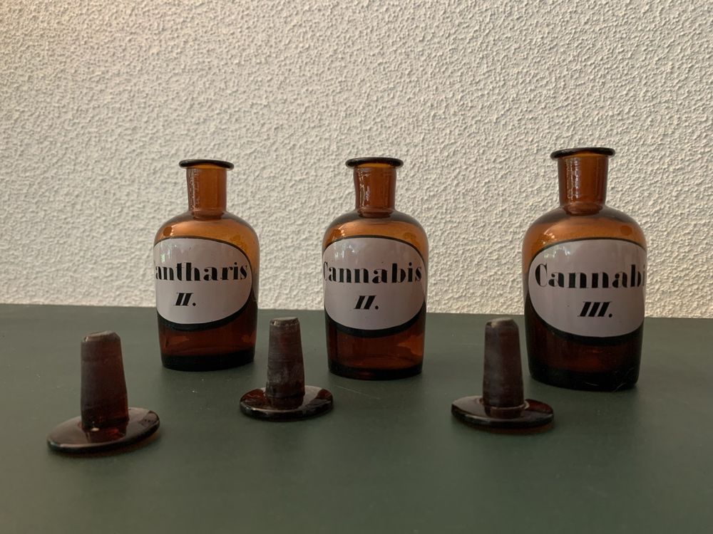 3 vintage Apotheker Fläschchen „Cannabis“ (Gebraucht) in Fribourg für ...