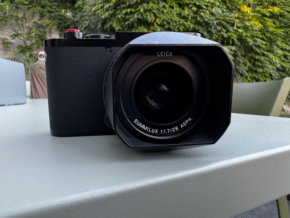 Leica Q2 fast neu, 2 Akkus, Grip und Straps (Neu und originalverpackt ...
