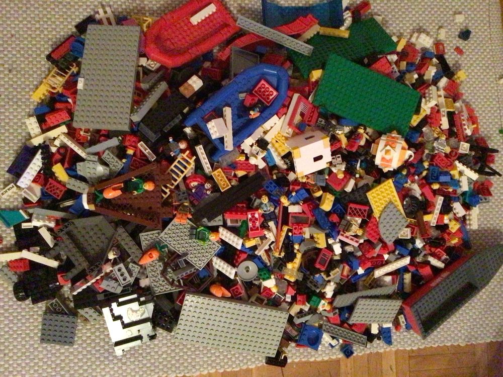 Lego viele Teile mit Figuren 5 kg (Gebraucht) in Zürich für CHF 38 – mit Lieferung auf Ricardo ...