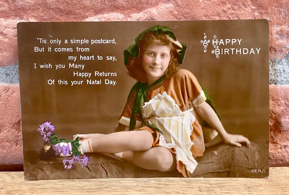 Antike Foto AK Kind - Mädchen mit Schürze & Haube, England (Gebraucht) in Root für CHF 1 – mit ...