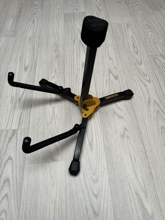 Support guitare Hercules GS402B (Gebraucht) in für CHF 11 – mit ...