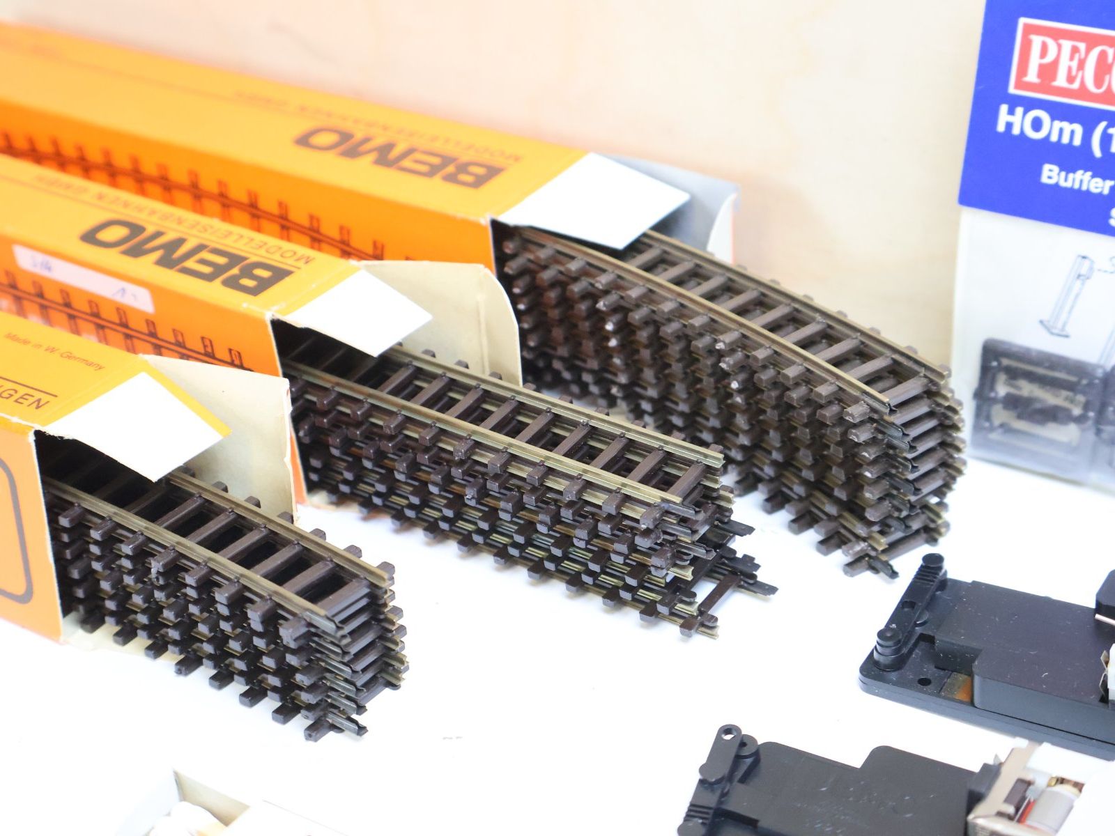 BEMO 23 x Gleis + 2 x El. Weichenantrieb & mehr - H0m (Gebraucht) in ...