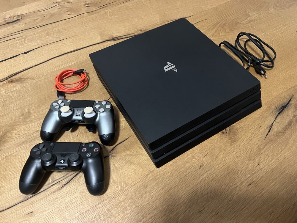PlayStation 4 Pro 1TB mit 2 Controller - Top Zustand! (Gebraucht) in ...
