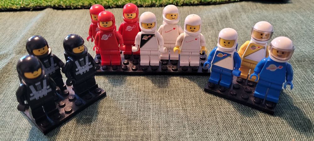 Lego 12 Stück Space / Classic Space Minifiguren (Gebraucht) in ...