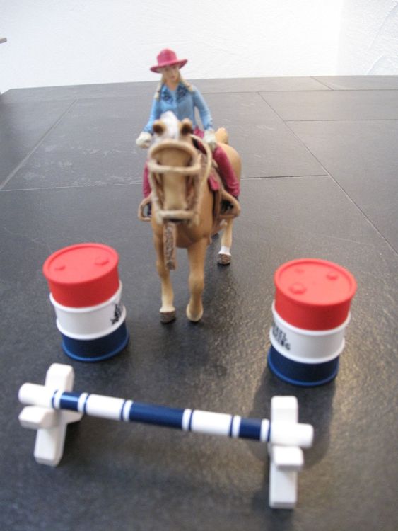 Schleich41417 Barrel Racing mit Cowgirl (Gebraucht) in für CHF 13 – mit ...
