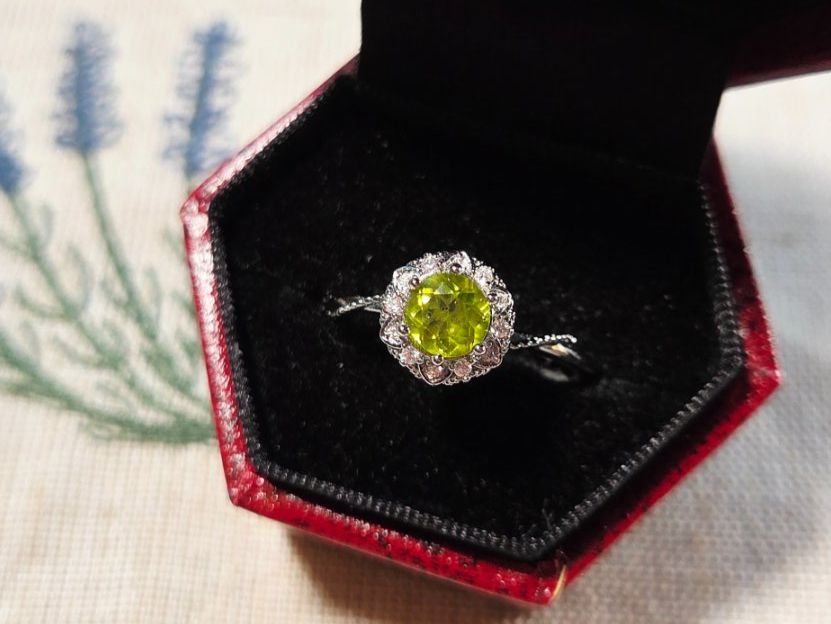 NEW - Silver Plated Peridot Ring (Adjustable) (Neu (gemäss Beschreibung ...