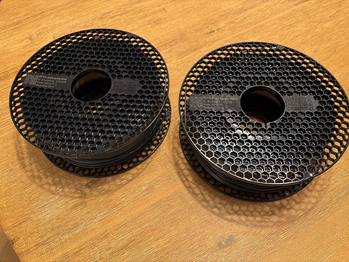 Filamente 2x ca.1,2kg Prusa PETG Anthr.Grey & Galaxy Black (Gebraucht ...