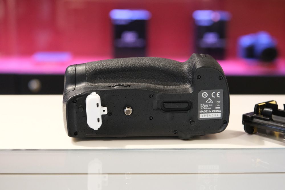 Nikon MB-D18 | Kaufen auf Ricardo