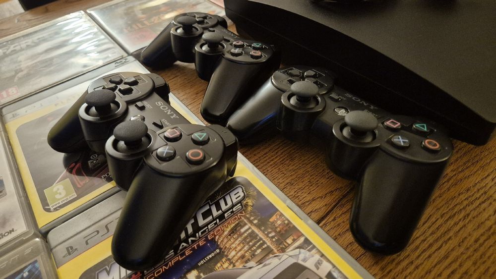 PlayStation 3 Slim CECH-3004A mit 3 Controller & 18 Spielen (Gebraucht ...